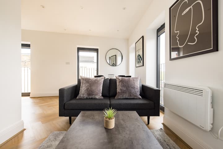 Contemporary 2 Bed Apartment With Balcony. - Staines-upon-Thames