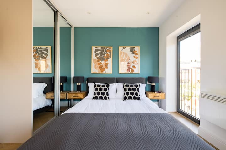 Centrally Located 2 Bedroom Apartment With Balcony - Staines