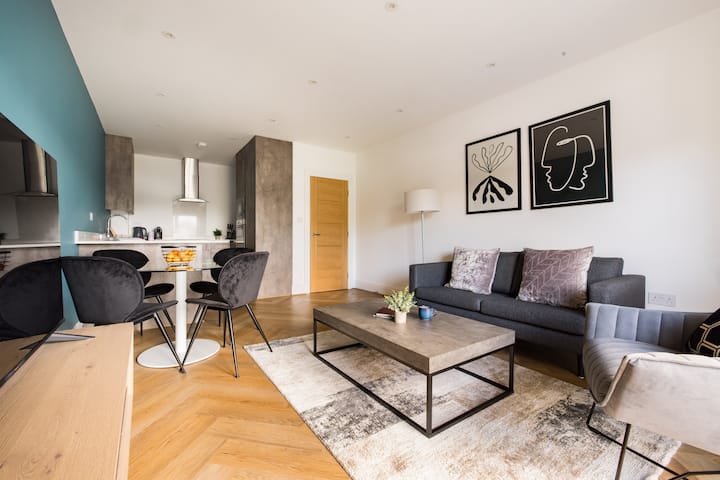 Centrally Located 2 Bedroom Apartment With Balcony - Staines-upon-Thames