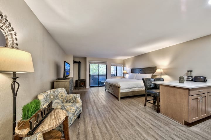 Lakeland Village #107  Romantic Tahoe Studio, Pool - Lakeside Beach, CA