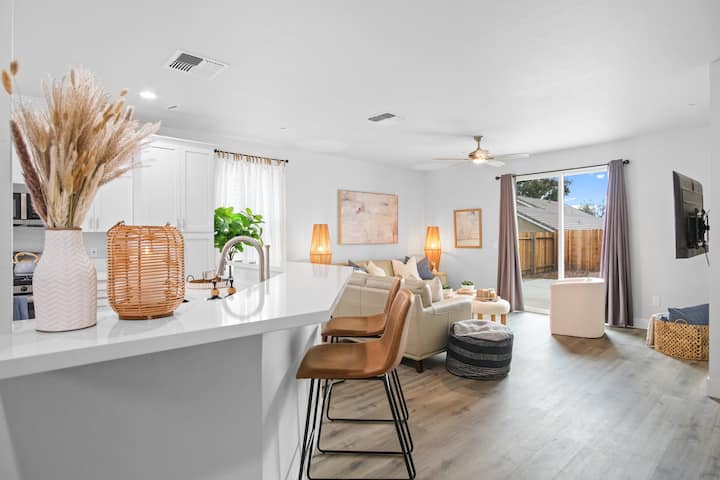 Modern, Pet Friendly, Close 2 Shops & Restaurants! - Citrus Heights, CA