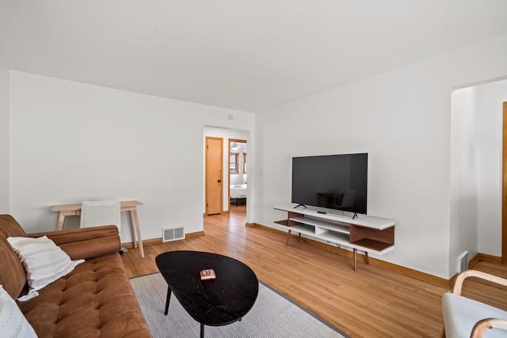 Central Cozy Apartment | Close To State Fair Park - Milwaukee, WI