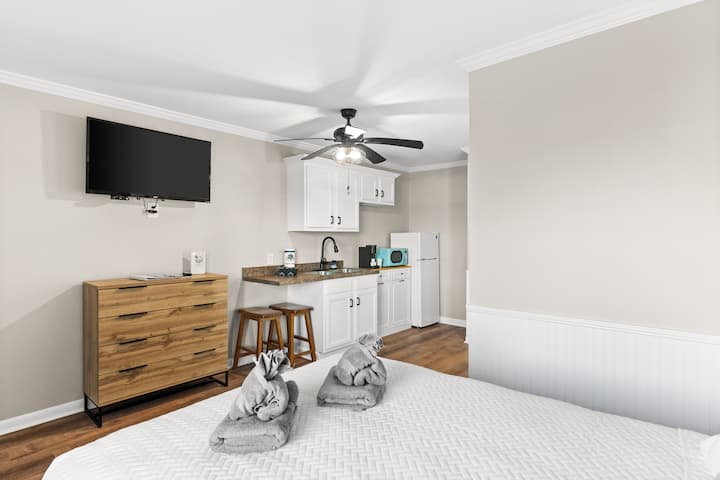 Premium Double - Dry Dock Inn - 2 Blocks To Beach - Carolina Beach, NC