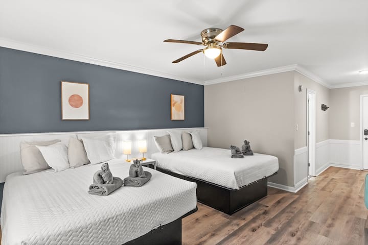 2 Blocks To Beach / Remodeled Double Queen Room - Carolina Beach, NC