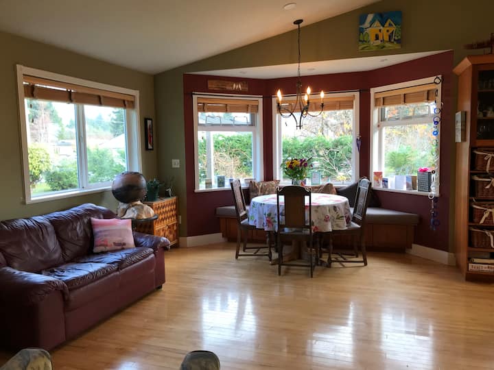 Fern And Fable, Peaceful House In Downtown Comox - Comox