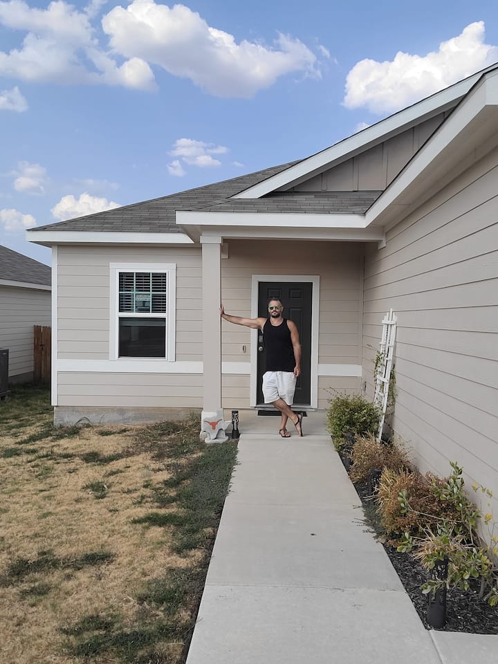 Master Bedroom W/ Private Bathroom, King Bed - Elgin, TX