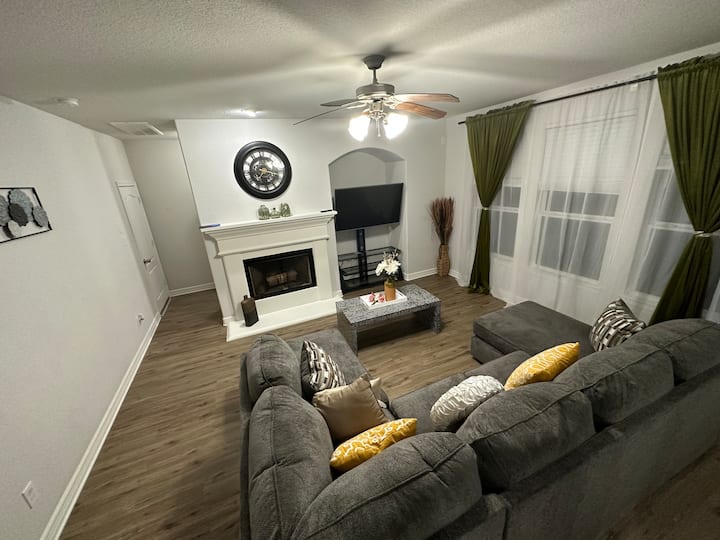 Modern Haven In The Heart Of Conroe - Entire Home - Conroe, TX