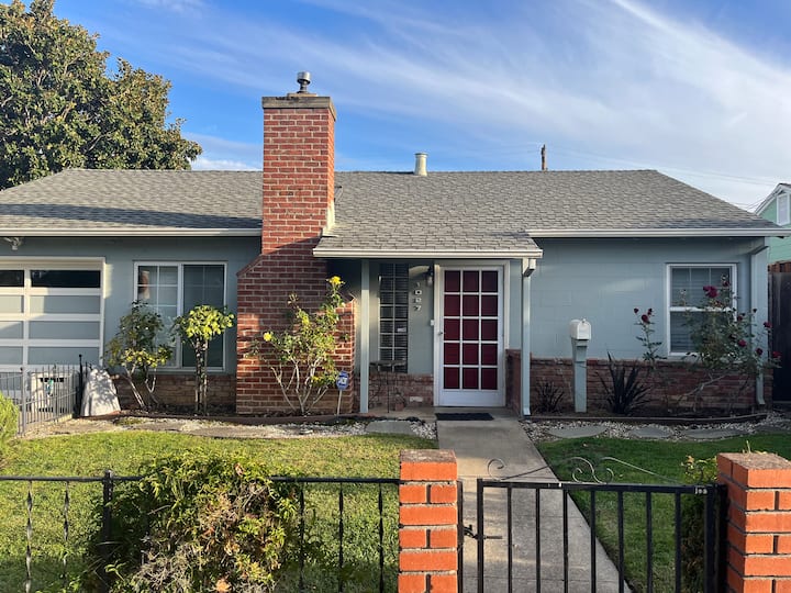2br/1ba House Big Backyard Walk To Dntwn&cal-train - San Mateo, CA