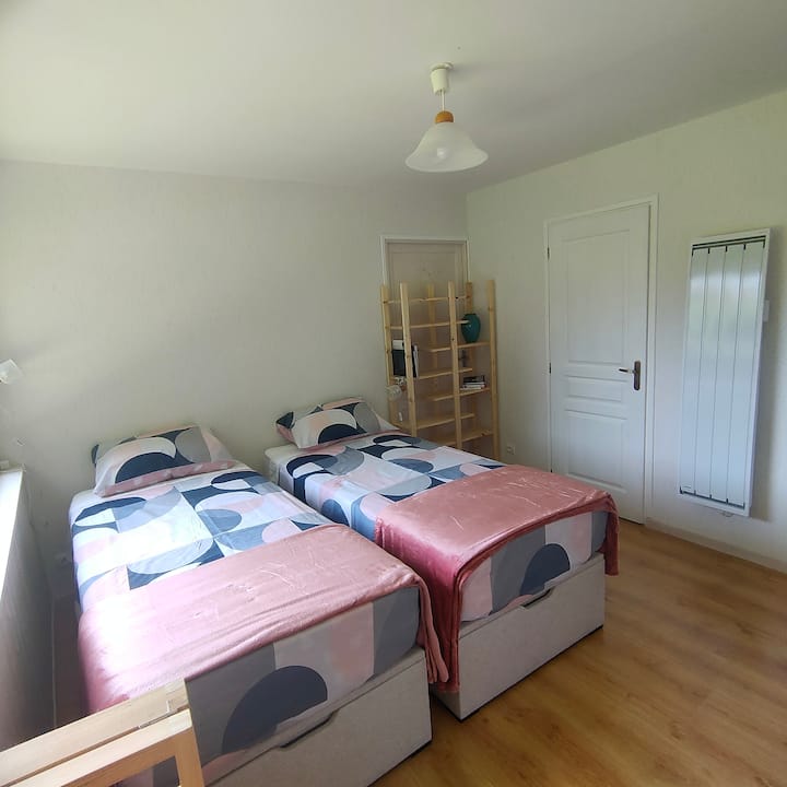 Une Chambre Indépendante Dans Maison Avec Parking - 阿訥西