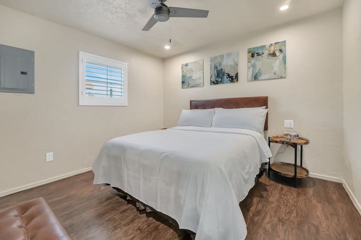 Oak's Beautiful Contemporary Suite #14 - Lawton, OK