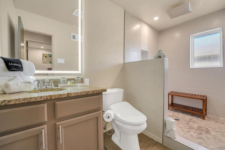 Oak's Beautiful Contemporary Suite #11 - Lawton, OK