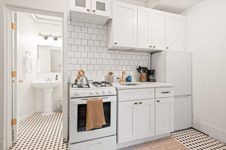 Uptown - Wedge Studio Apartment - Minneapolis, MN