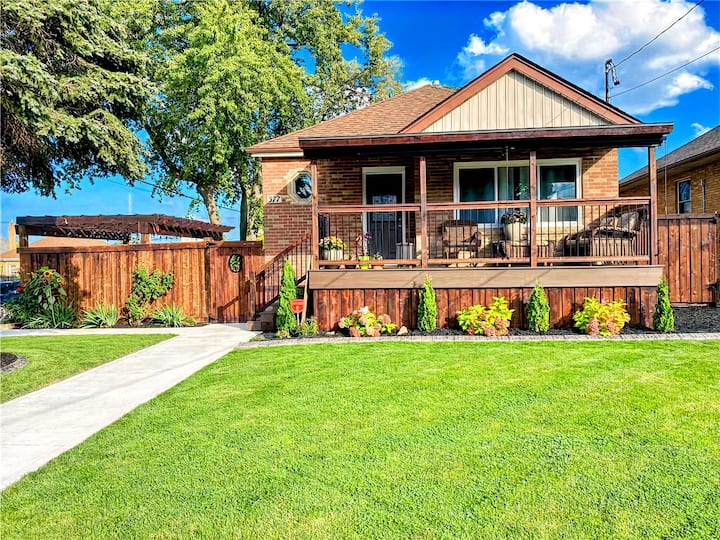 Large Groups Cottage 5bdrm - Hamilton