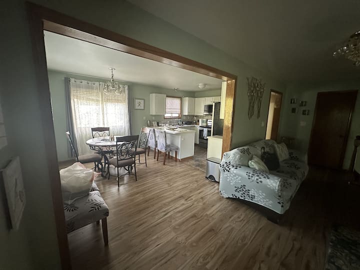 Comfortable Lovely Family Home - Iowa City, IA