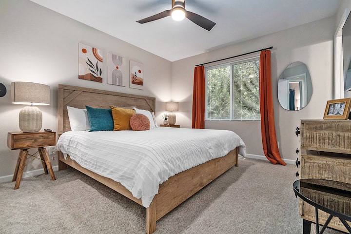 Elegant Escape-fenced Yard, Bbq & Cozy Fire Pit! - Gretna, NE