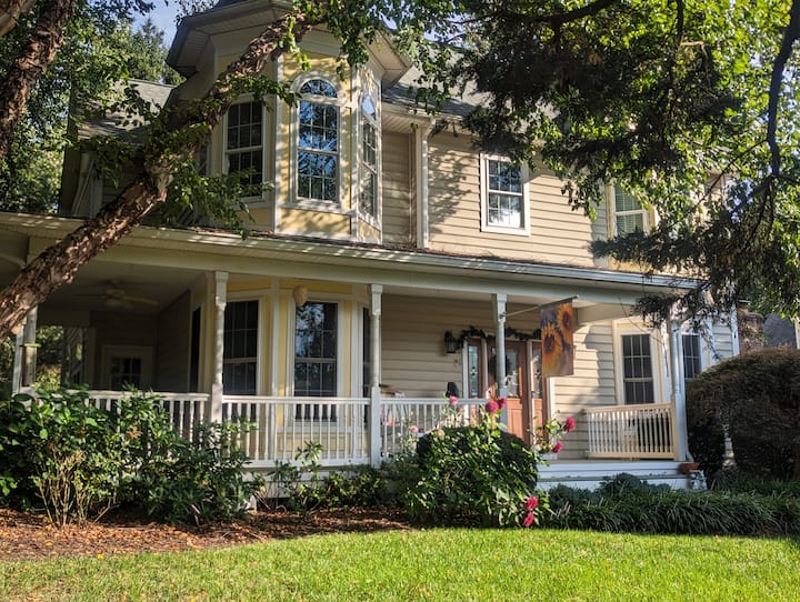 Herndon Hideaway Country Estate - Reston, VA