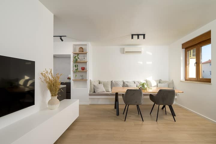Newly Built Apartment, Private Balcony & Parking - Pula