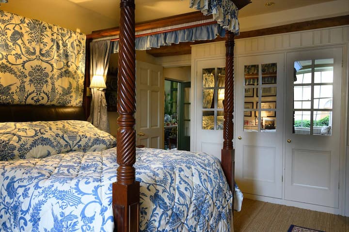 Greyhounds, Finest B&b - Sheep Street Four Poster. - Bourton-on-the-Water