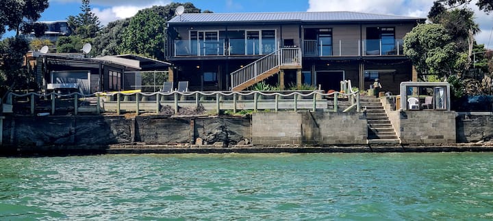 Waterfront Location - A+ Indoor/outdoor Living - Raglan