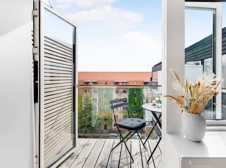 Central Og Hyggelig Lejlighed Med Altan - Copenhaguen