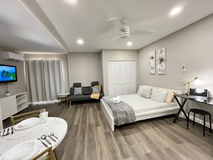 Centrally Located Studio W/d Parking Kitchen - Tampa Bay, FL