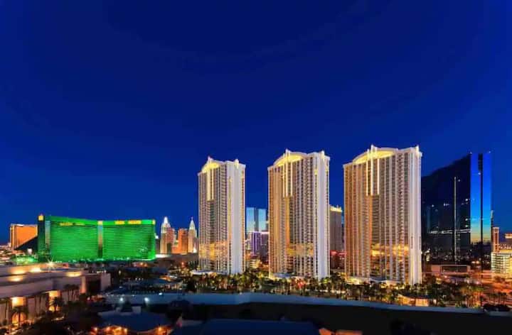 Penthouse W/ Strip Views + Balcony, No Resort Fee - Las Vegas, NV