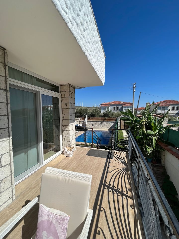 Alacati Mustakil Merkezi Kiralik Havuzlu Villa - Alaçatı
