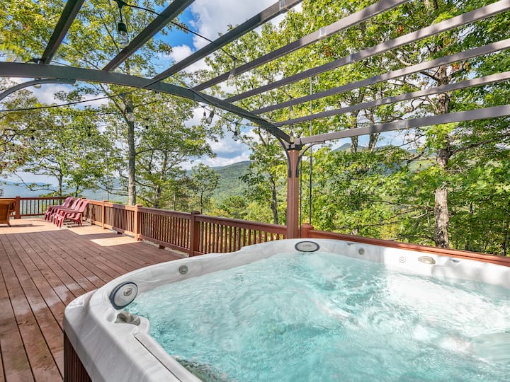 Black Bear Cabin Majestic Views - Black Mountain, NC