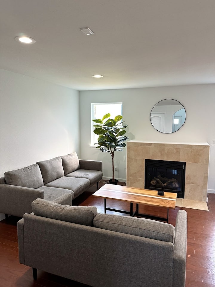 Cozy Retreat + Housecleaning! (Twin Falls) - Tacoma, WA