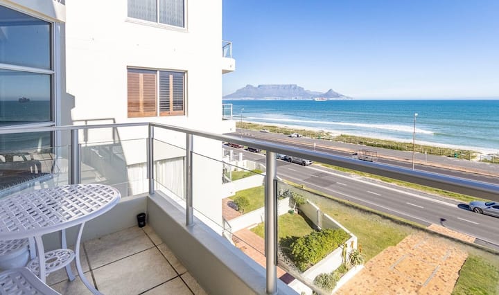 Beachfront Apartment + Pool + Secure Garage - Parklands