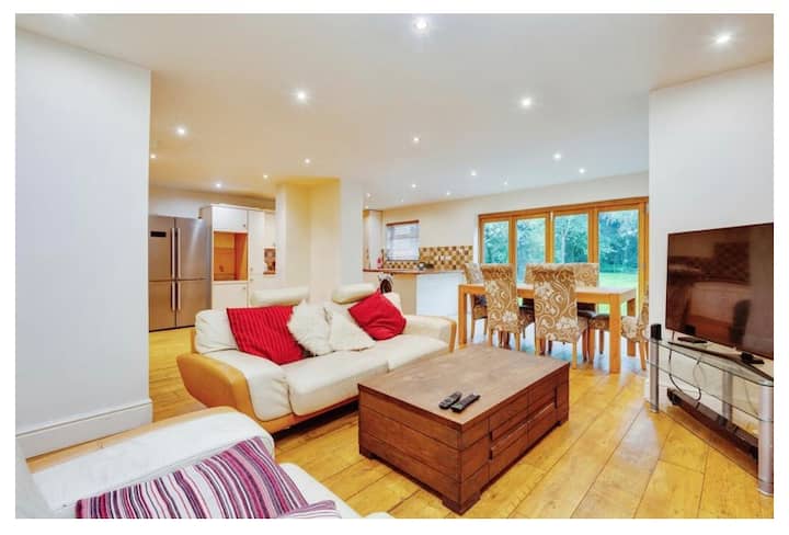 Pet Friendly House, 10 Mins From City Center - Aeropuerto John Lennon de Liverpool (LPL)