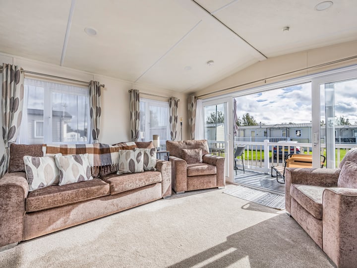 Charming Chalet At Lakeside Park | Pass The Keys - Chichester