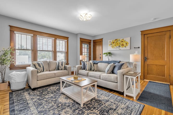 Walkable Village Living Close To Buffalo & Falls - Crystal Beach