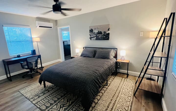 Modern 1br Pro-rental: Pet Friendly W/ Laundry - Clearwater, FL