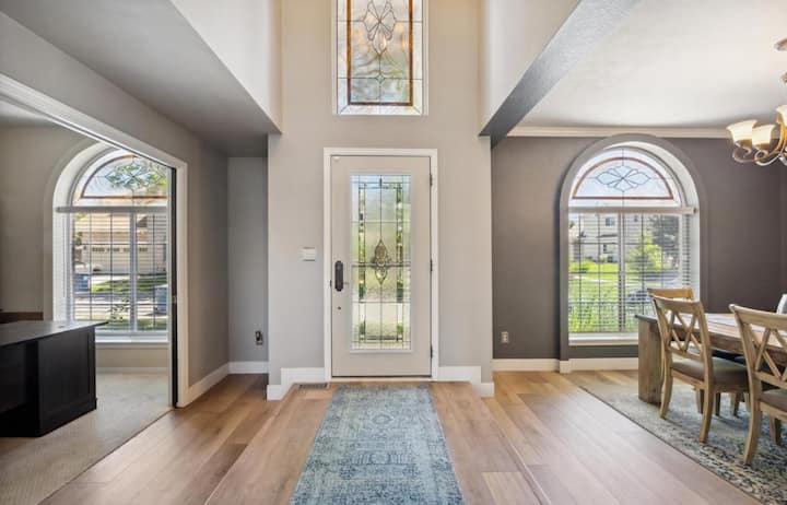 Modern 4 Bed 3.5 Bath Home - Aurora