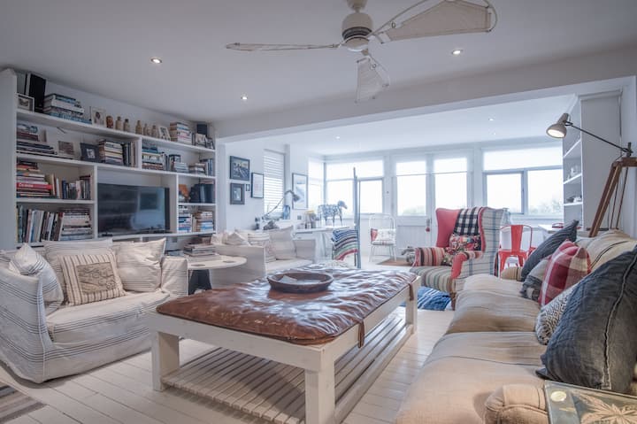 Spectacular Bungalow, In A Seaside Village - Aberporth