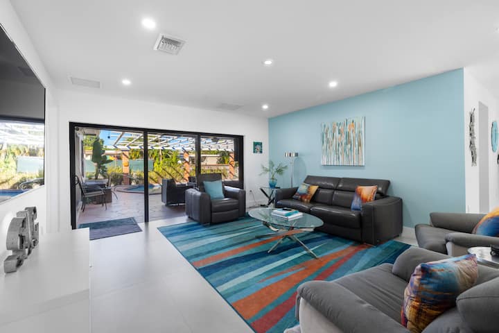 Crush's Waterfront Oasis - Margate, FL