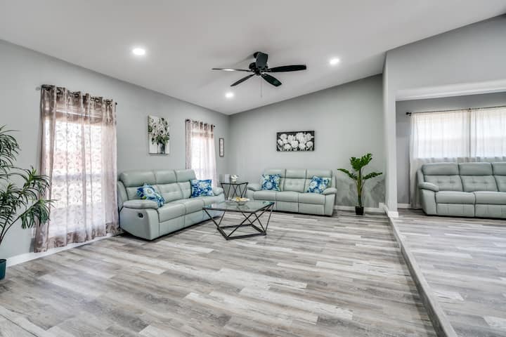 Charming Home In Carrollton - Carrollton, TX