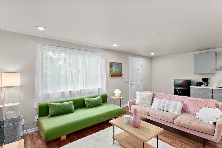 Cozy Cottage Comfort - Puyallup, WA