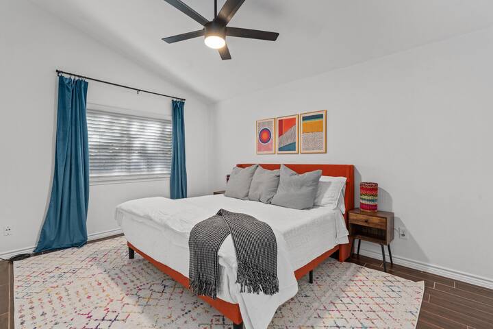 Round Rock Retreat: Hot Tub & Game Room *King Bed* - Round Rock, TX