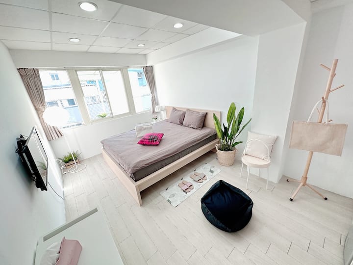 無印簡約 -Taipeimainstation台北車站西門町步行 雙人床加大Queensz超高級床墊 - Taipei