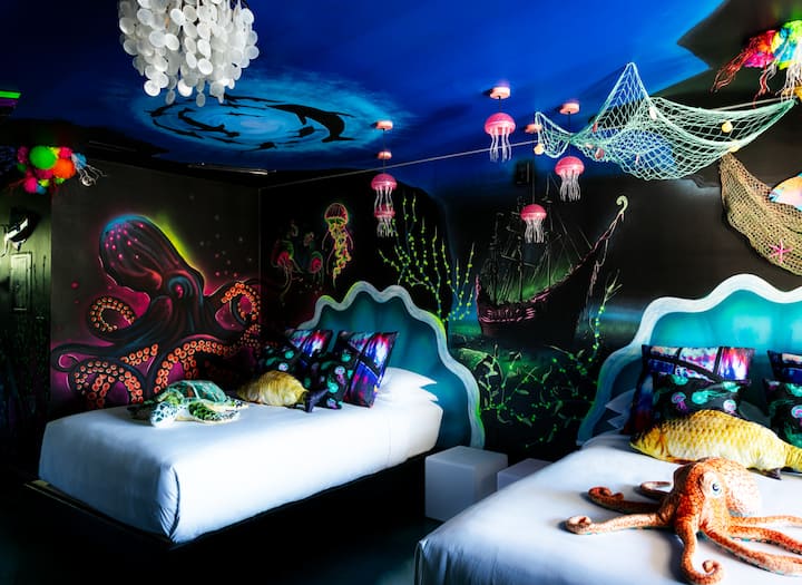 Below Salem Harbor Glow Room - 세일럼