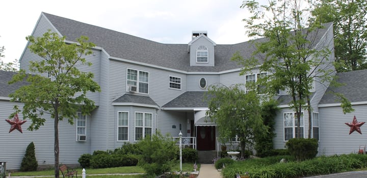 - Happy Days & Nights Sunset House - Petoskey, MI