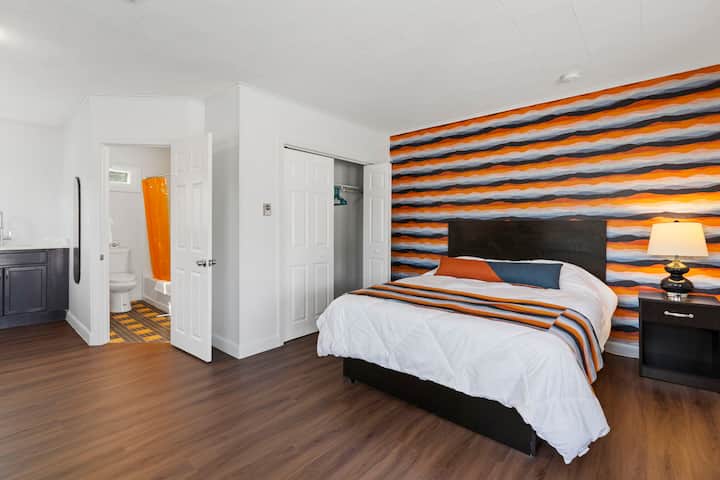 Deluxe Queen Bed Studio W/futon - Saco, ME