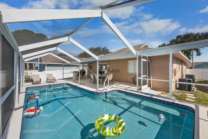 Beautiful Family Pool House * Heated Pool * - St. Petersburg, FL
