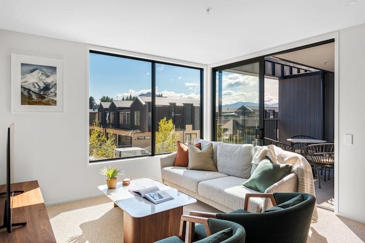 Wanaka Modern Apartment With Balcony | Sleeps 4 - Wanaka