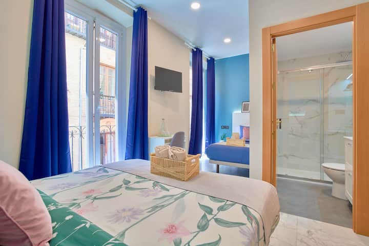 Atenea Triple Room With Balcony - Granada