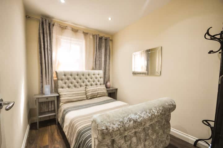 Luxurious 2 Bedroom Apartment - Bedford