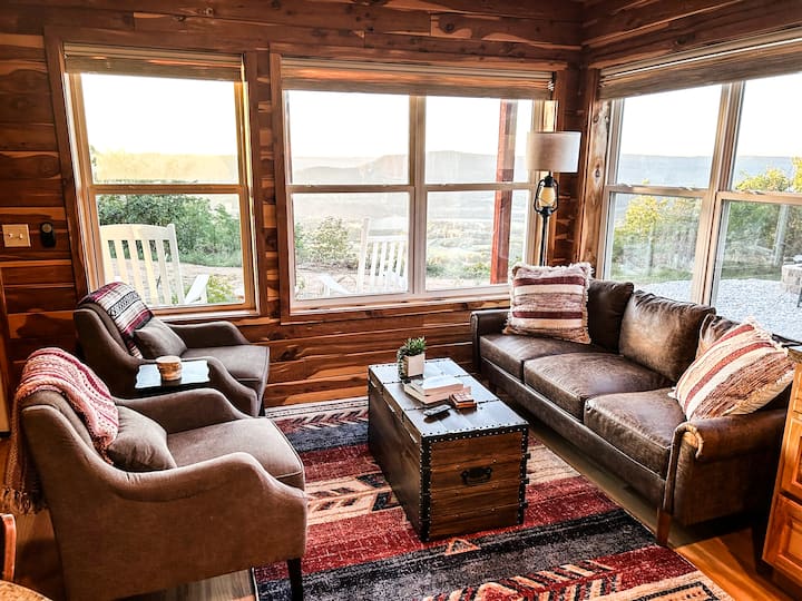 Canyon's Edge Hideaway + Fire Pit & Scenic Views - Arkansas