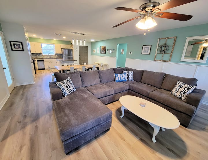 Shabby Chic Remodel By The Lake! - Canyon Lake, TX